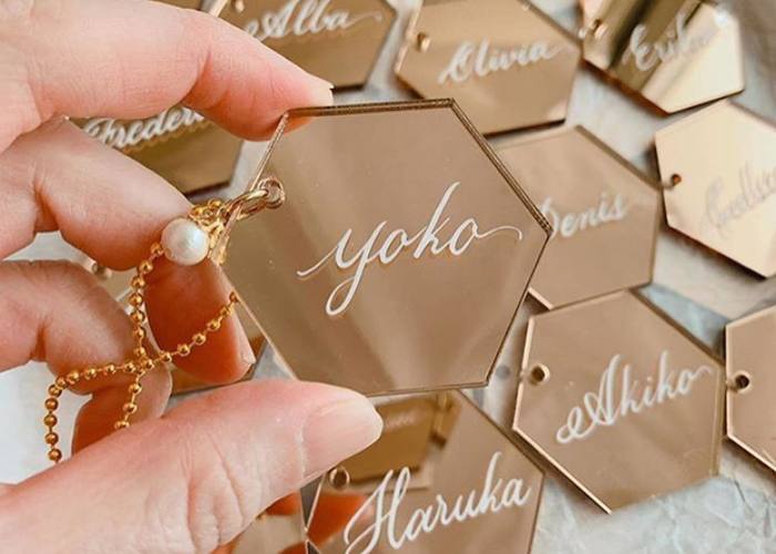 A Cute Twist: Adding a Pearl to Your Keychain Place Card | marry